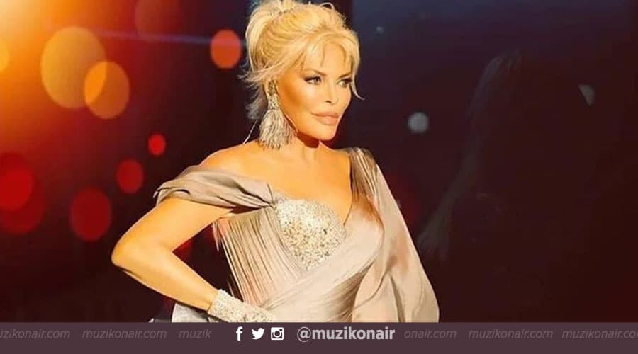Ajda Pekkan'dan Sahne Dersi! Yağmurlu Havaya Aldırış Etmeden Konser ...